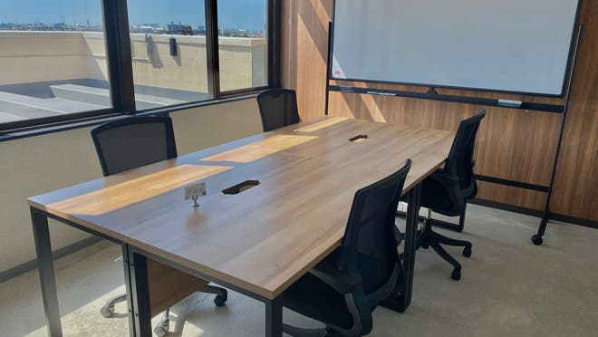 【MEGAドン・キホーテ豊見城6F】1時間1,100円!4名会議室|無料駐車場・フリードリンク付◎の写真1