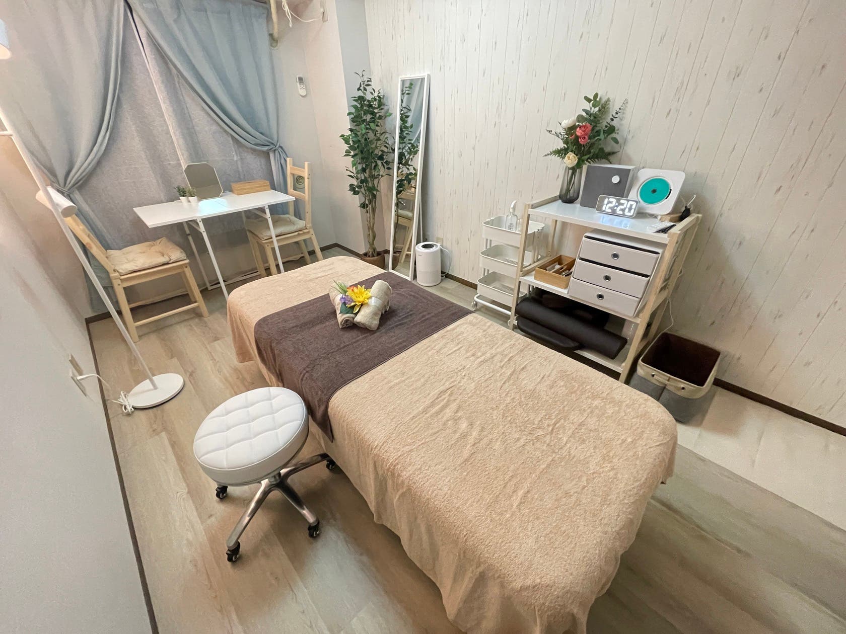 2022年オープン✨桜木町駅1分完全個室のキレイなサロン✨ほぼ雨に濡れずにアクセス👍電動昇降施術ベッド/マッサージ/エステの写真1