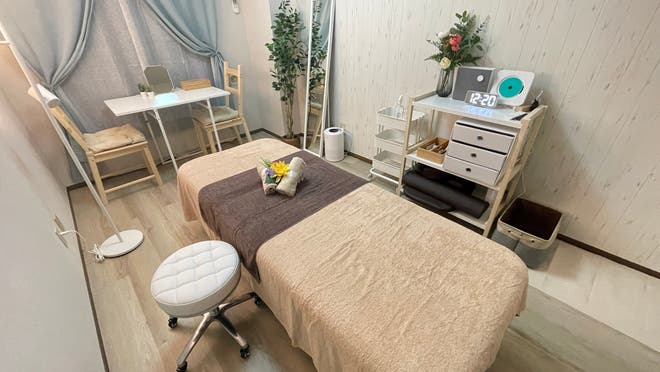 2022年オープン✨桜木町駅1分完全個室のキレイなサロン✨ほぼ雨に濡れずにアクセス👍電動昇降施術ベッド/マッサージ/エステの写真1