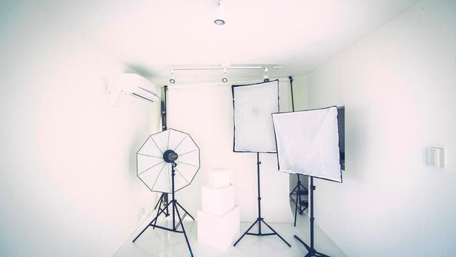 【京成八幡徒歩3分】バス通りの路面店、自然光の入る大きな窓、白が基調な明るい空間/2Fはフォトスタジオの写真2