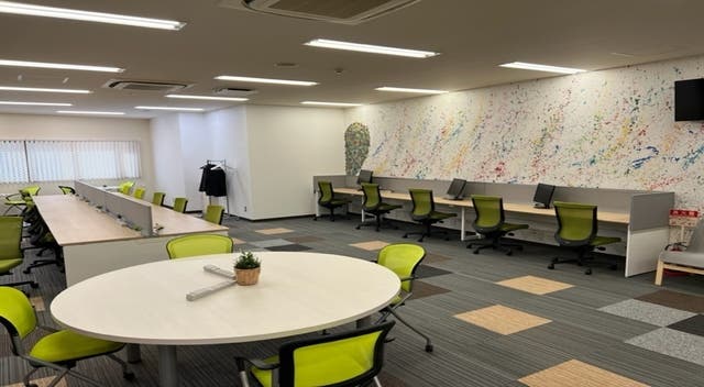 葛西駅西口徒歩1分のシェアオフィス、【無料】高速Wi-Fi/モニター/電源/ドリンク等設備充実