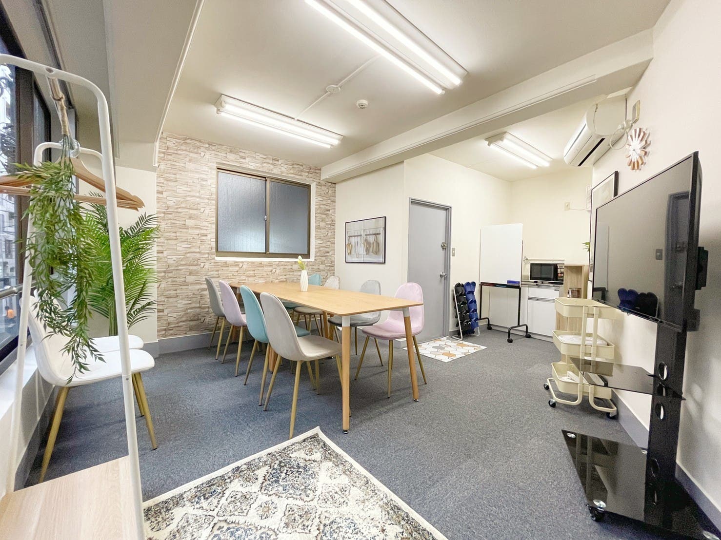 新宿駅 「徒歩4分」🌸【ゴミ捨て代行プラン有・BRUNOホットプレート・無料wifi】✨女子会・パーティー・撮影に✨お洒落で快適の写真9