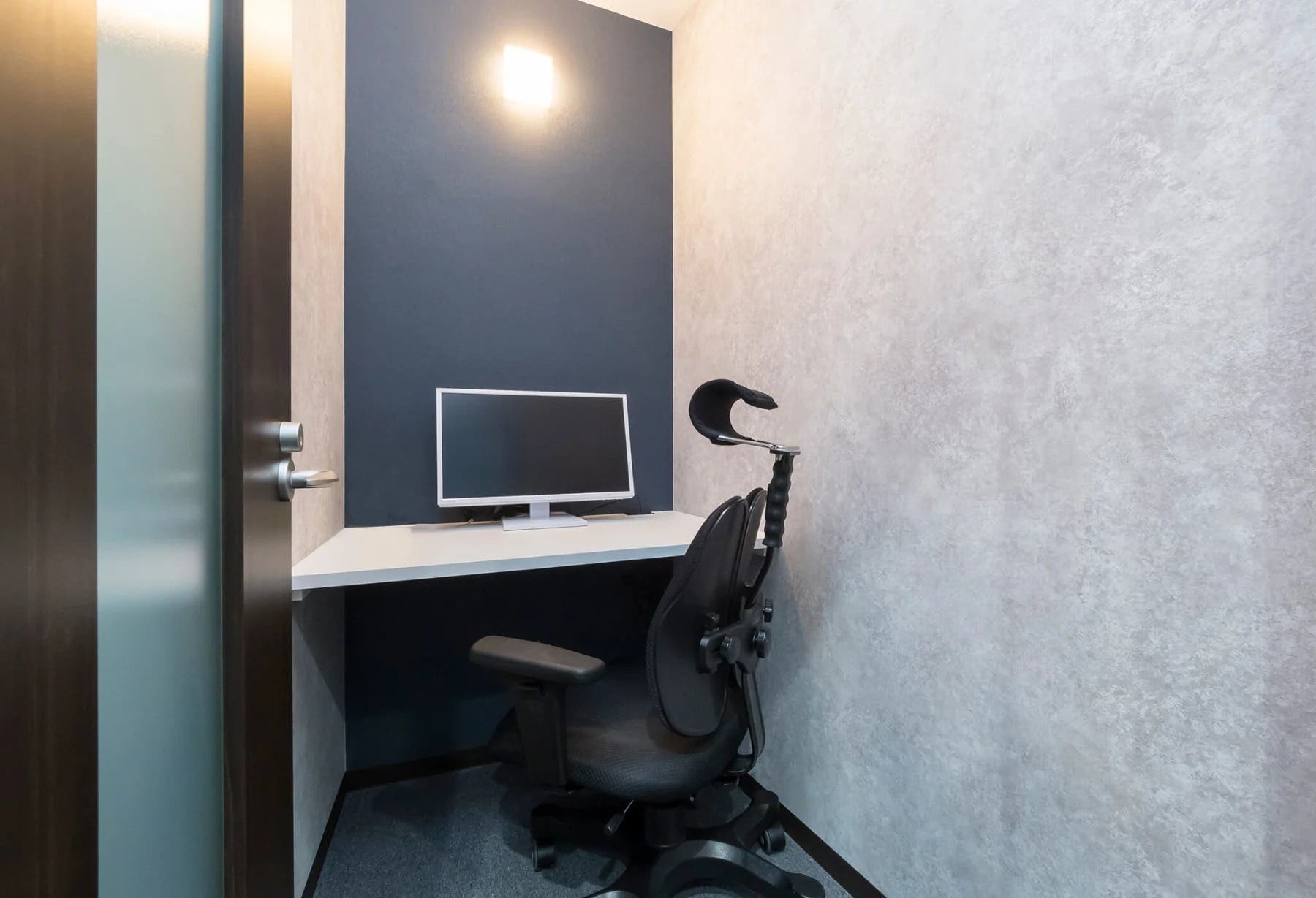 新橋駅直結！【マイナビROOM４】完全個室で転職活動時のＷＥＢ面接にぜひ⭐NURO回線で安定の環境。フリードリンク付き！の写真1