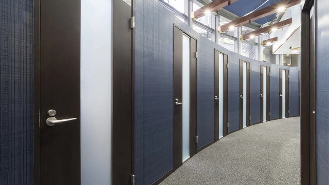 新橋駅直結!【マイナビROOM4】完全個室で転職活動時のWEB面接にぜひ⭐NURO回線で安定の環境。フリードリンク付き!の写真10