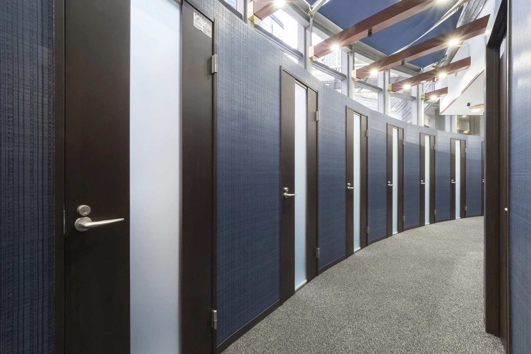 新橋駅直結！【マイナビBOOTH8】全室モニター完備、個室タイプのワークブース☆高速WiFi/フリードリンク付きの写真12