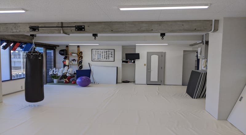 最寄り駅から徒歩1分でアクセス良好！24時間利用可能！鏡張で武道・格闘技・ダンスなど、快適に練習できます。