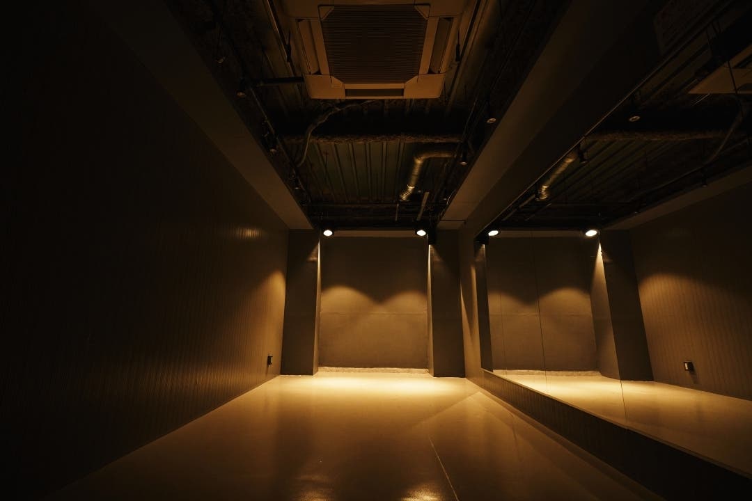 ベストホスト運営✨Tiktok撮影に最適なレンタルスペース・ダンススタジオ！フィットネス/動画撮影【2F】ベースカラー：グレーの写真3