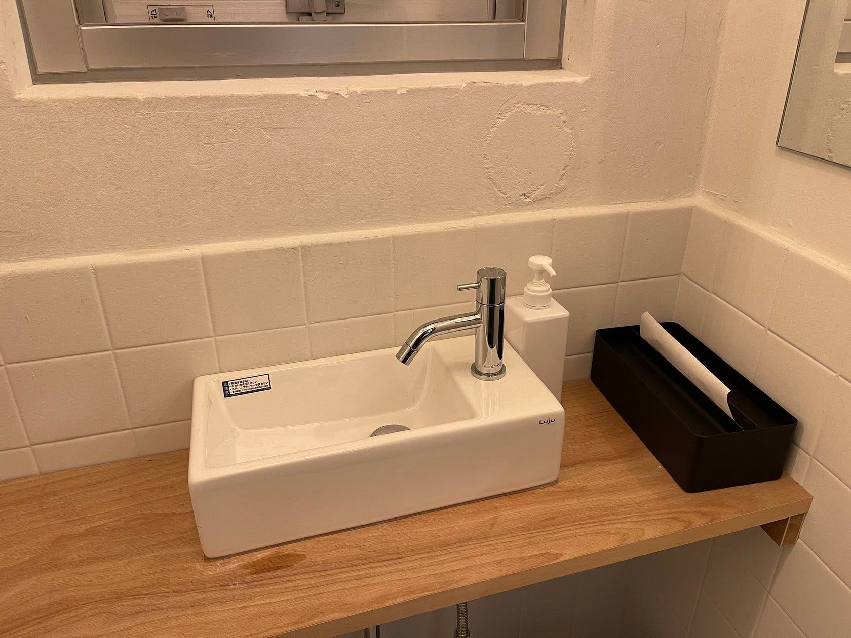 虎ノ門ヒルズ駅B4出口徒歩1分。虎ノ門ヒルズ隣接の好立地。質の高いデザイナーズ家具が揃った天井高3m以上のワークスペース。の写真7