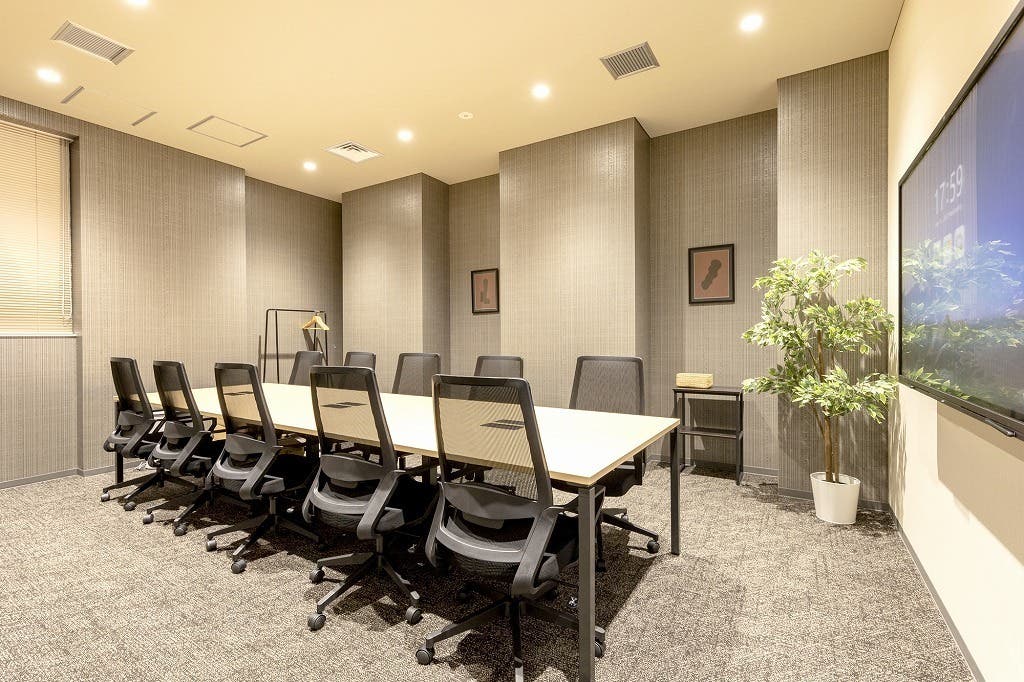 【千葉西口徒歩1分】打合せやWEB会議に使える✨10名用会議室 #Wi-Fi #電源 #フリードリンク#モニター＆ホワイトボードの写真1