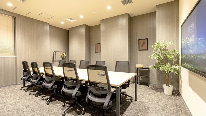 【千葉西口徒歩1分】打合せやWEB会議に使える✨10名用会議室 #Wi-Fi #電源 #フリードリンク#モニター&ホワイトボードの写真1