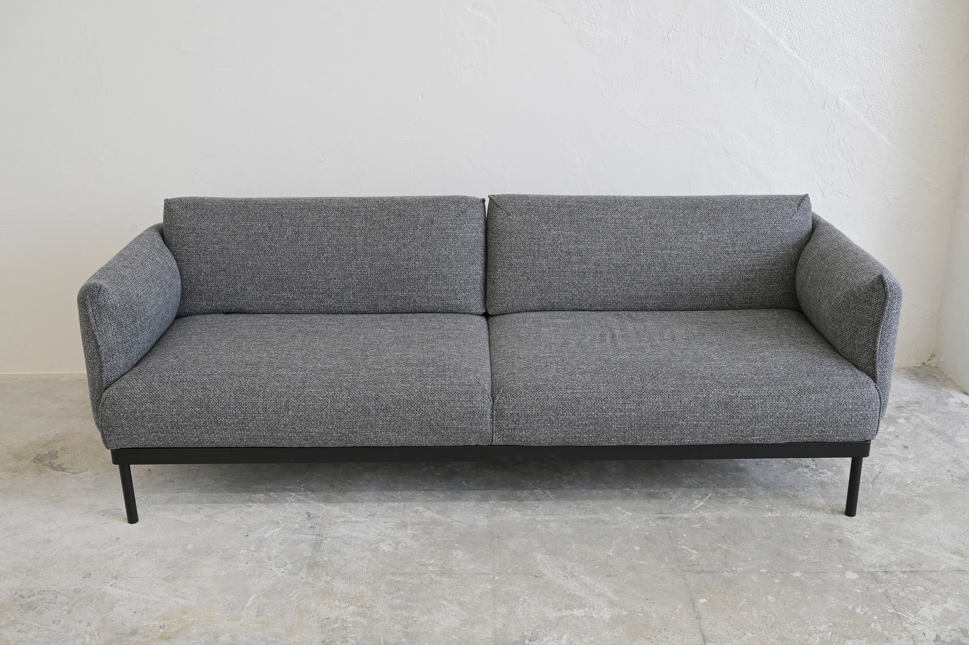 グレーのソファの画像1