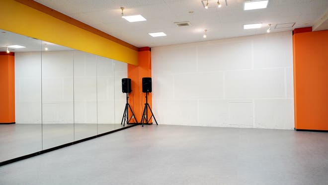 神戸三宮・広さ30坪の広めのスタジオ・ダンスやヨガなどに最適の写真1