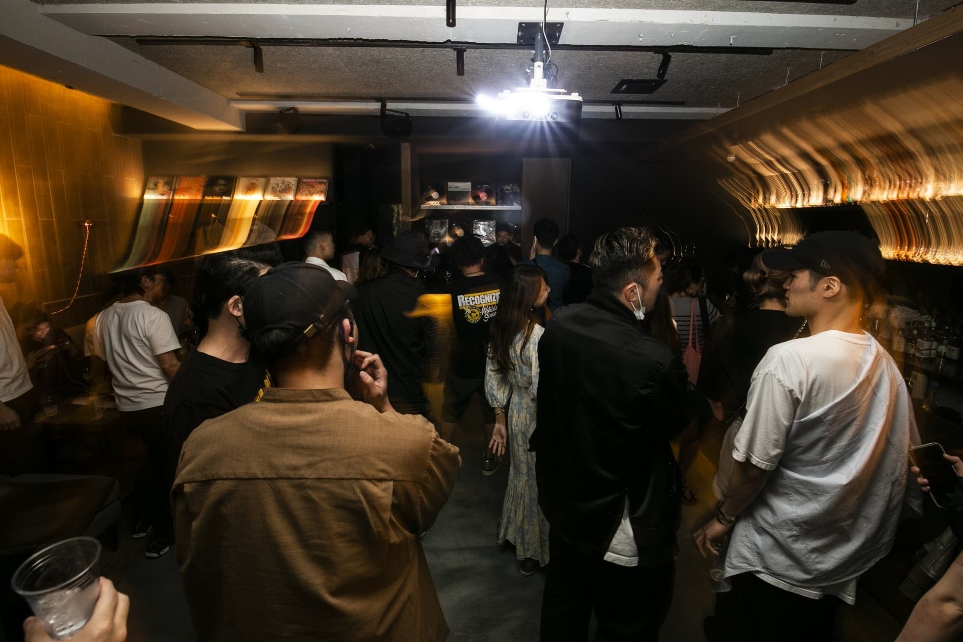 【音響設備・大型スクリーン完備！】60名まで収容可能のお洒落なSOUND BARの写真4