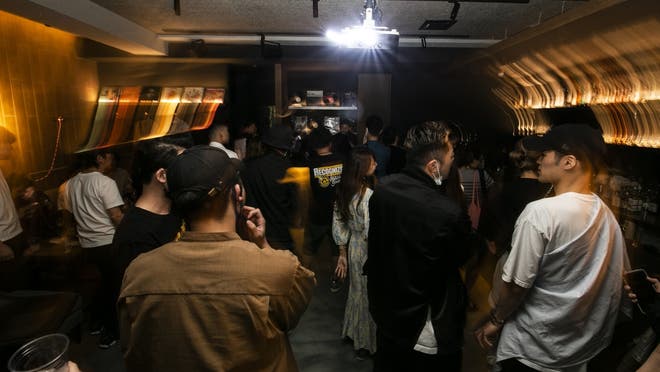 【音響設備・大型スクリーン完備!】60名まで収容可能のお洒落なSOUND BARの写真4