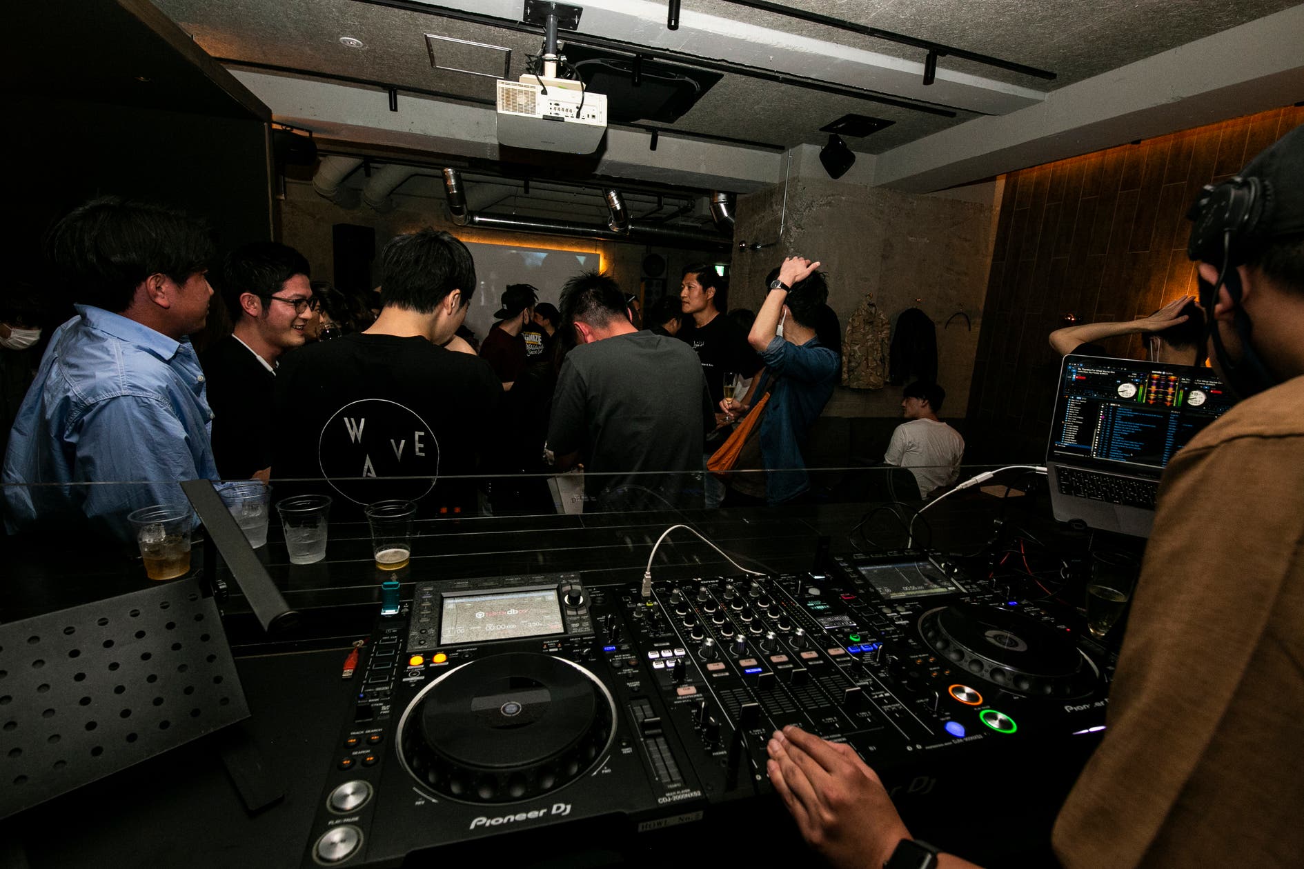 【音響設備・大型スクリーン完備！】60名まで収容可能のお洒落なSOUND BARの写真5