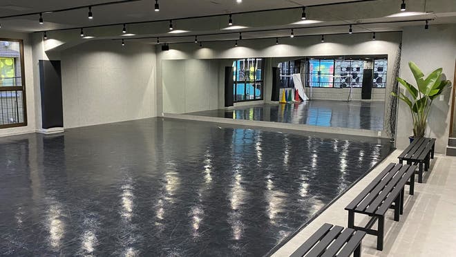 大泉学園駅徒歩1分!国際大会やプロリーグでも使用される最新スポーツコートに観客席を設けたマルチレンタルスペース!の写真1