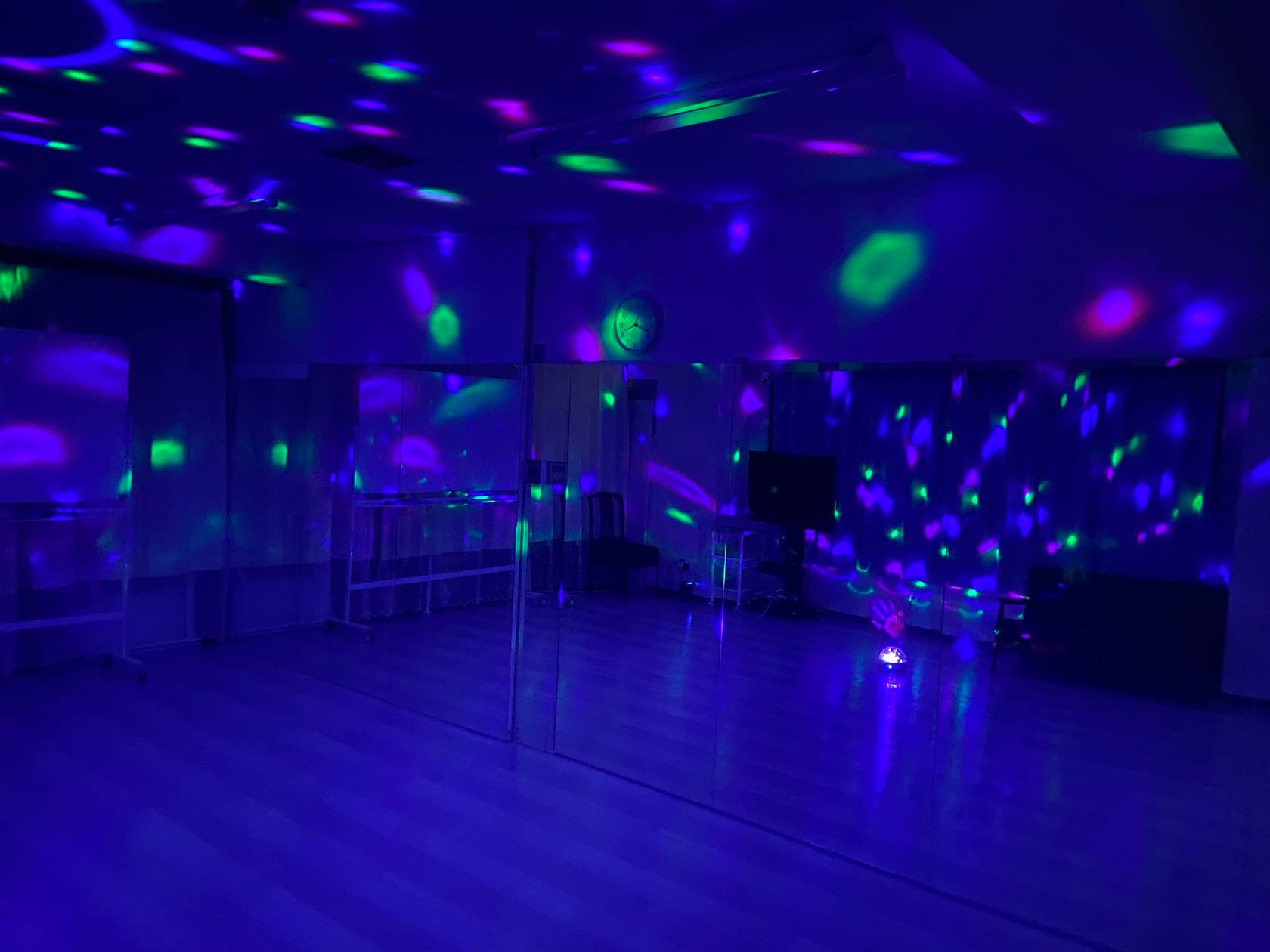 【鏡幅6.8ｍ・御堂筋線、阪急線駅近】教室利用おススメの大きなレンタルスタジオ（楽器不可）の写真6