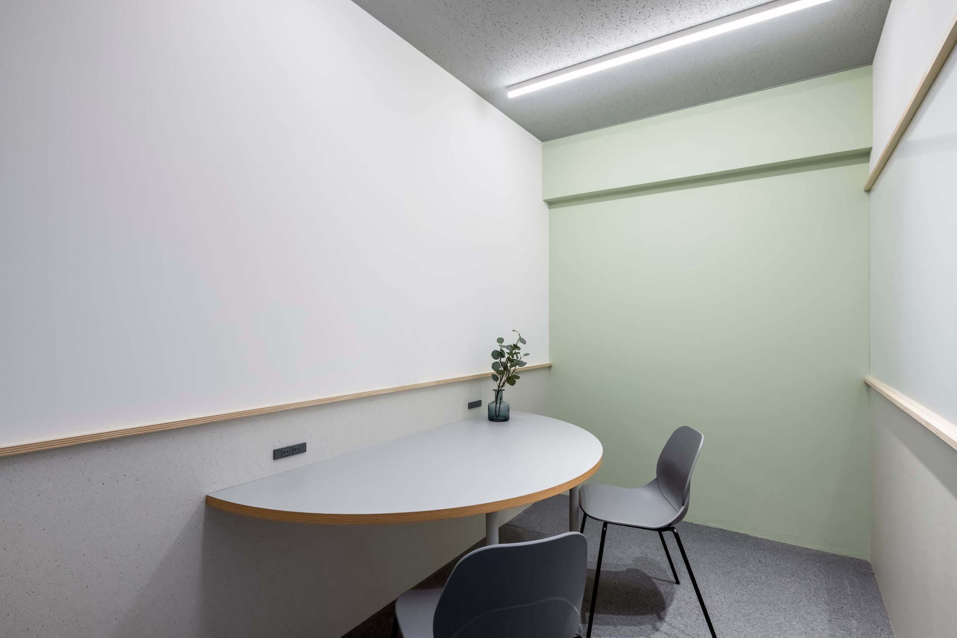 【広島バスセンターから徒歩3分】定員2名会議室！来客招待／商談／動画撮影🎥／作業スペース／テレワーク💻に！の写真1