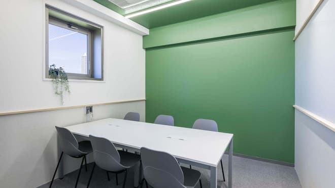 【広島バスセンターから徒歩3分】定員6名会議室!来客招待/商談/動画撮影🎥/作業スペース/テレワーク💻に!の写真1