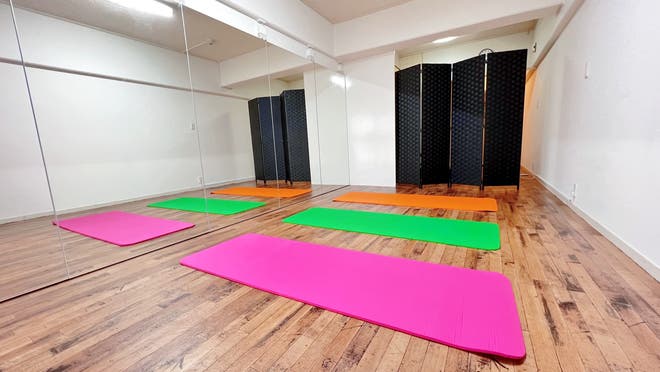 🎯博多駅徒歩4分🎯壁一面鏡張りのシンプルなスタジオ🌈ピラティス・ヨガ等🌈当日予約可◆お気軽スタジオ博多spin◆の写真1