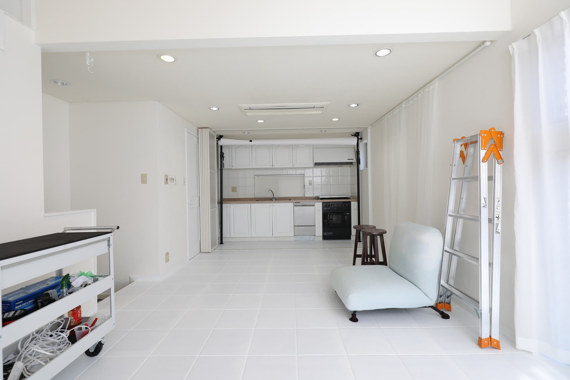 【奥渋フォトスタジオ　Two Me 】自然光での撮影できる！白タイル（床）白壁、小さなスタジオの写真8