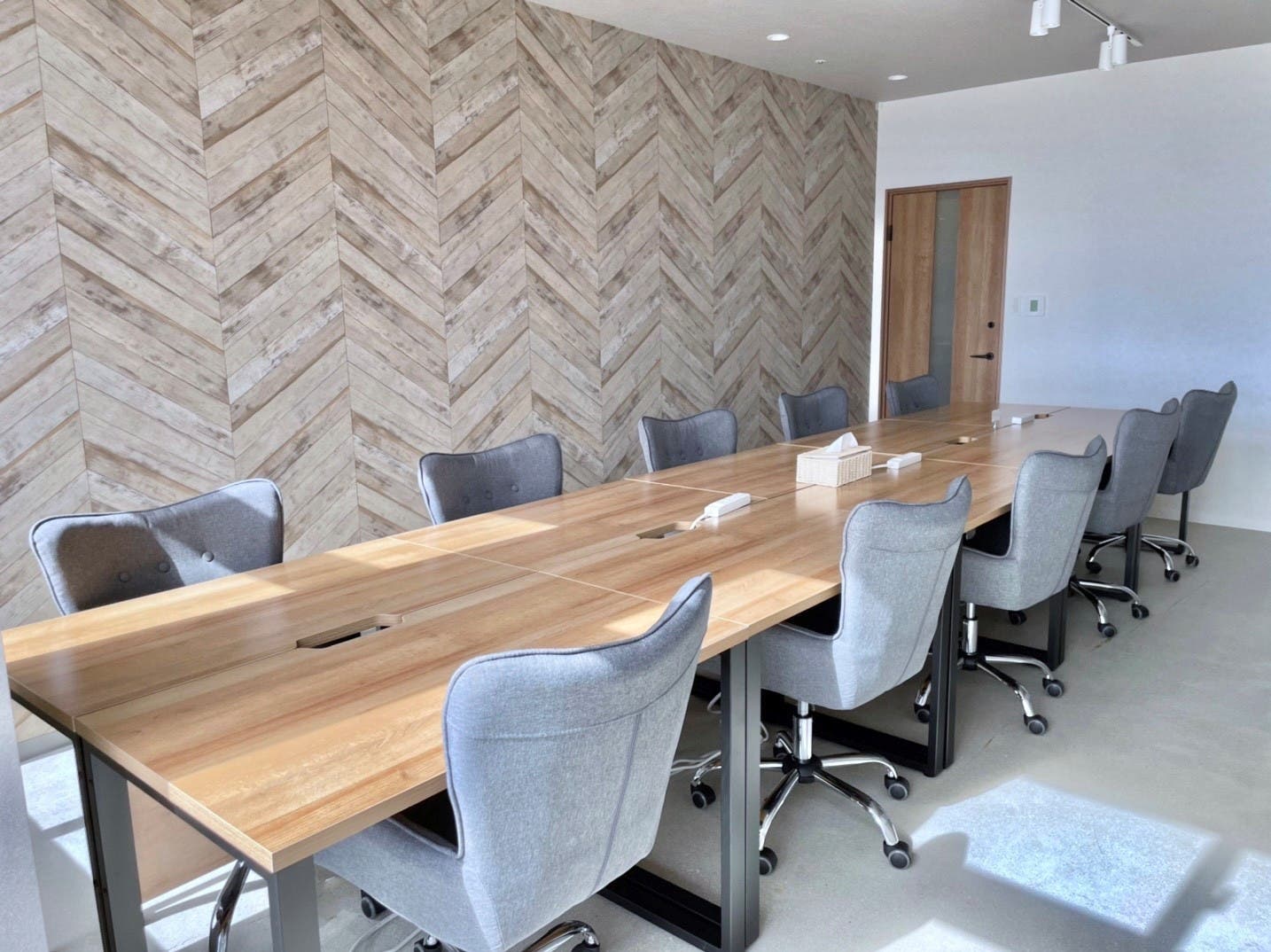 【MEGAドン・キホーテ豊見城6F】1時間1,540円！10名会議室｜無料駐車場・フリードリンク付◎の写真2