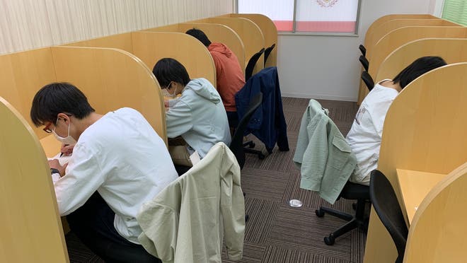 佑啓塾 ナレッジベース 自習室 パーティション付き机貸しの写真3