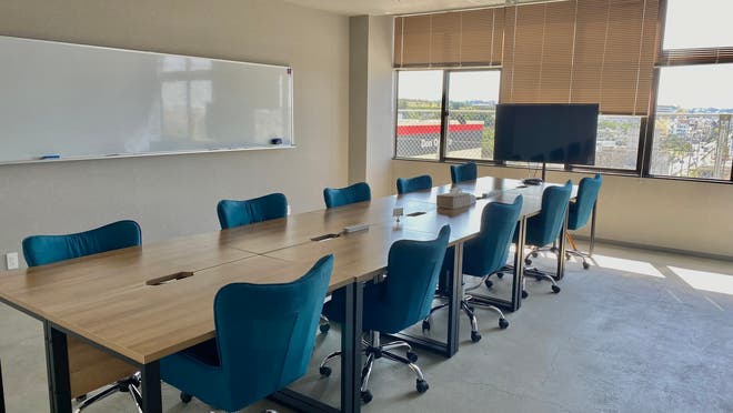 【MEGAドン・キホーテ豊見城6F】1時間1,980円!10名会議室(大)|無料駐車場・フリードリンク付◎の写真1