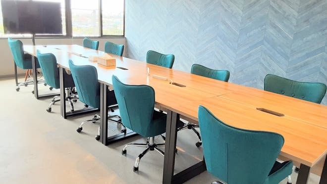 【MEGAドン・キホーテ豊見城6F】1時間1,980円!10名会議室(大)|無料駐車場・フリードリンク付◎の写真2