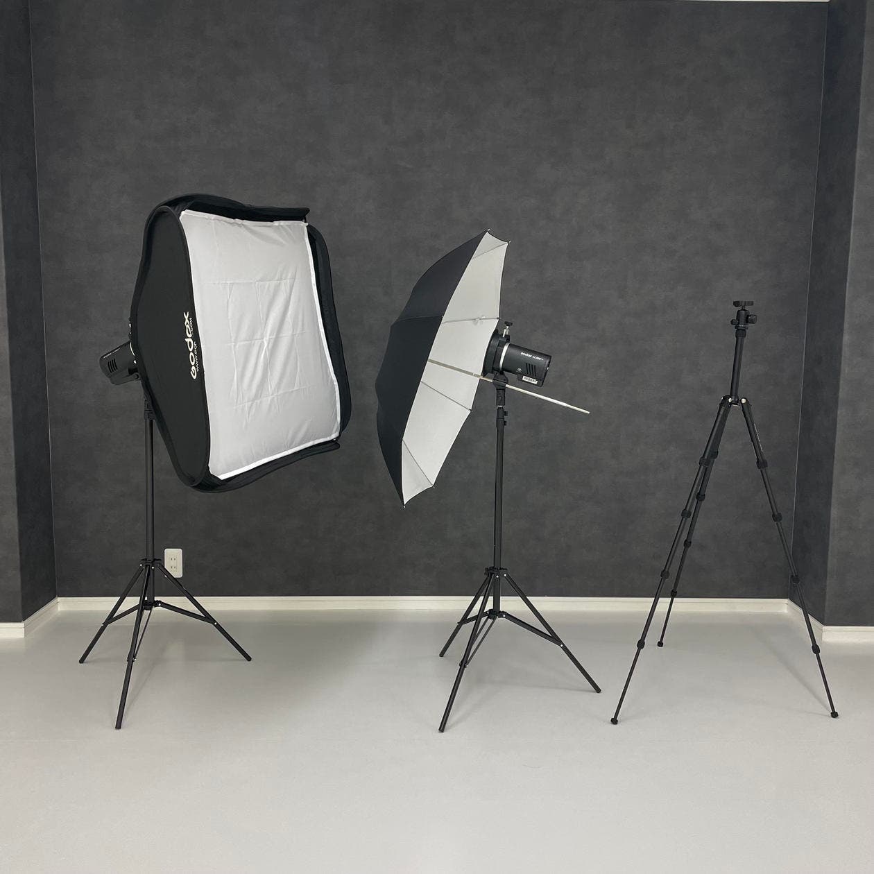 無料貸し出し　⑤カメラ用三脚／撮影用照明の画像1