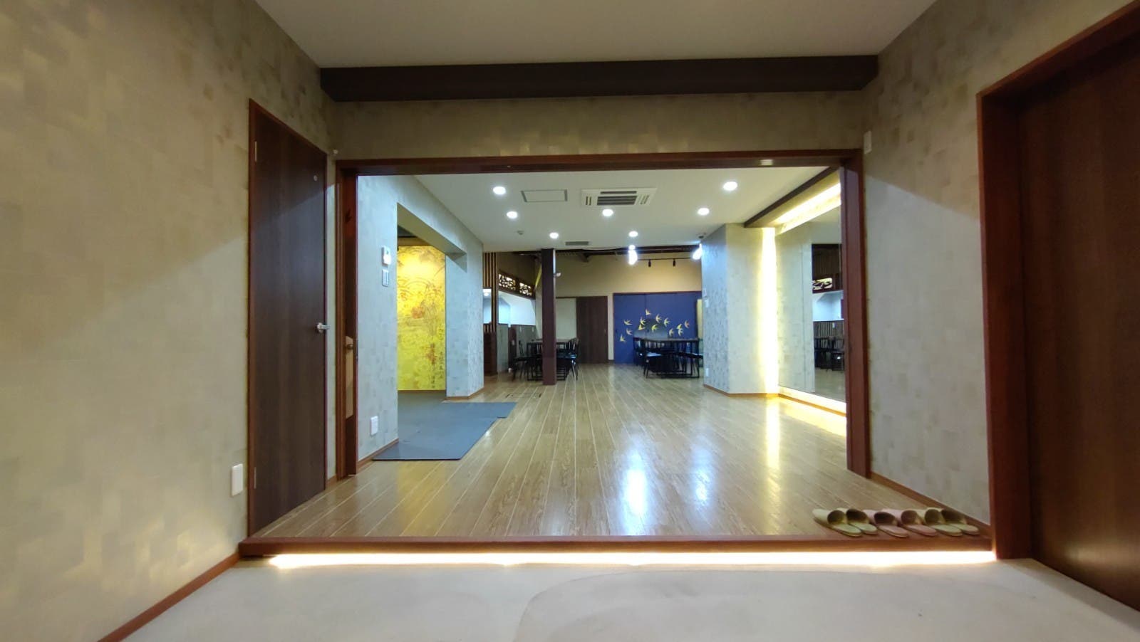 近鉄・JR桜井駅から徒歩5分　約80㎡オールフローリングで壁面鏡張り、天井高2.7ｍ、インスタ映えするお洒落な空間の写真9