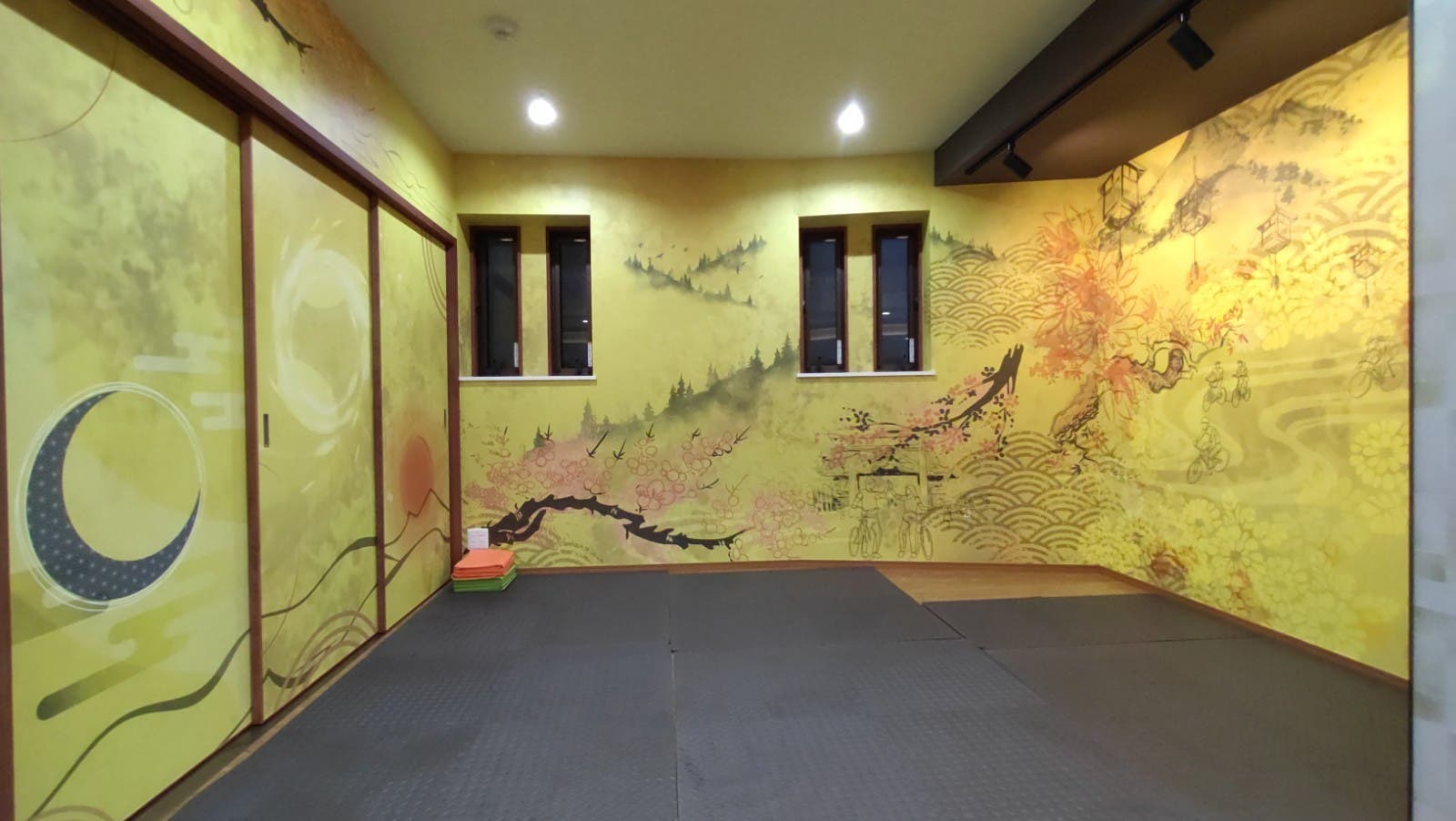 近鉄・JR桜井駅から徒歩5分　約80㎡オールフローリングで壁面鏡張り、天井高2.7ｍ、インスタ映えするお洒落な空間の写真12