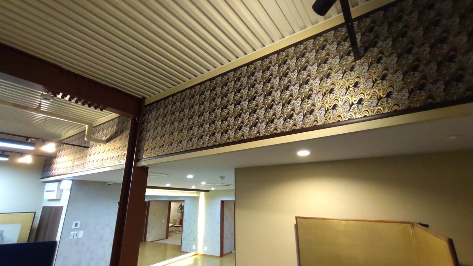 近鉄・JR桜井駅から徒歩5分　約80㎡オールフローリングで壁面鏡張り、天井高2.7ｍ、インスタ映えするお洒落な空間の写真15