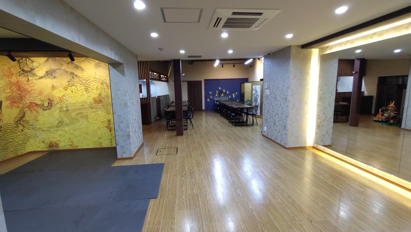 近鉄・JR桜井駅から徒歩5分　約80㎡オールフローリングで壁面鏡張り、天井高2.7ｍ、インスタ映えするお洒落な空間の写真6