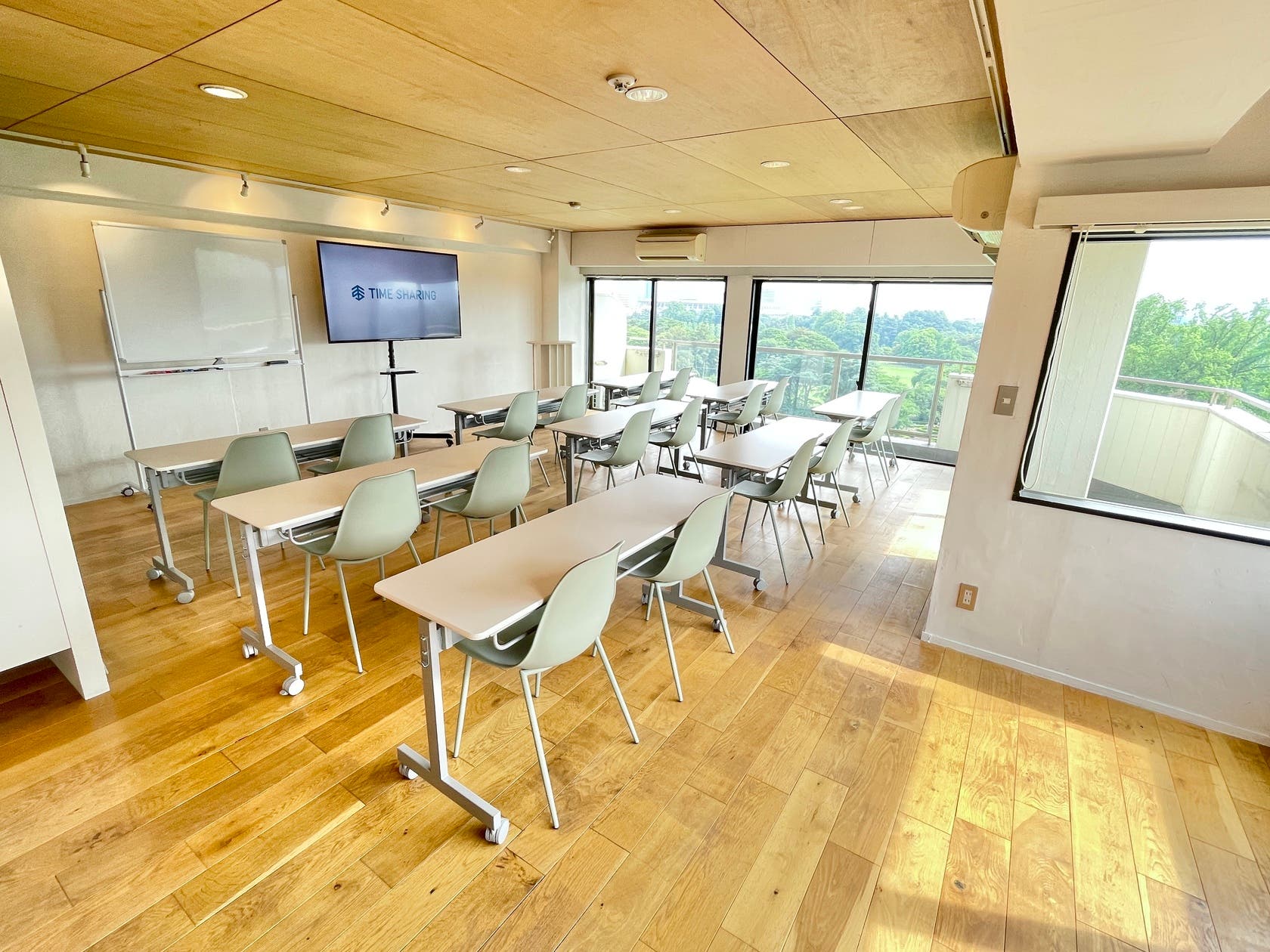 1001【新宿御苑前駅2分】4000円/1h★自然いっぱいの眺望×10階◎備品全て無料・最大23名着席可のおしゃれスペース♪の写真1