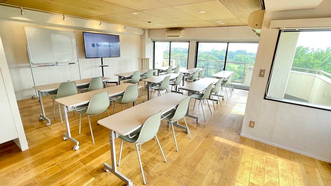 1001【新宿御苑前駅2分】4000円/1h★自然いっぱいの眺望×10階◎備品全て無料・最大23名着席可のおしゃれスペース♪の写真1