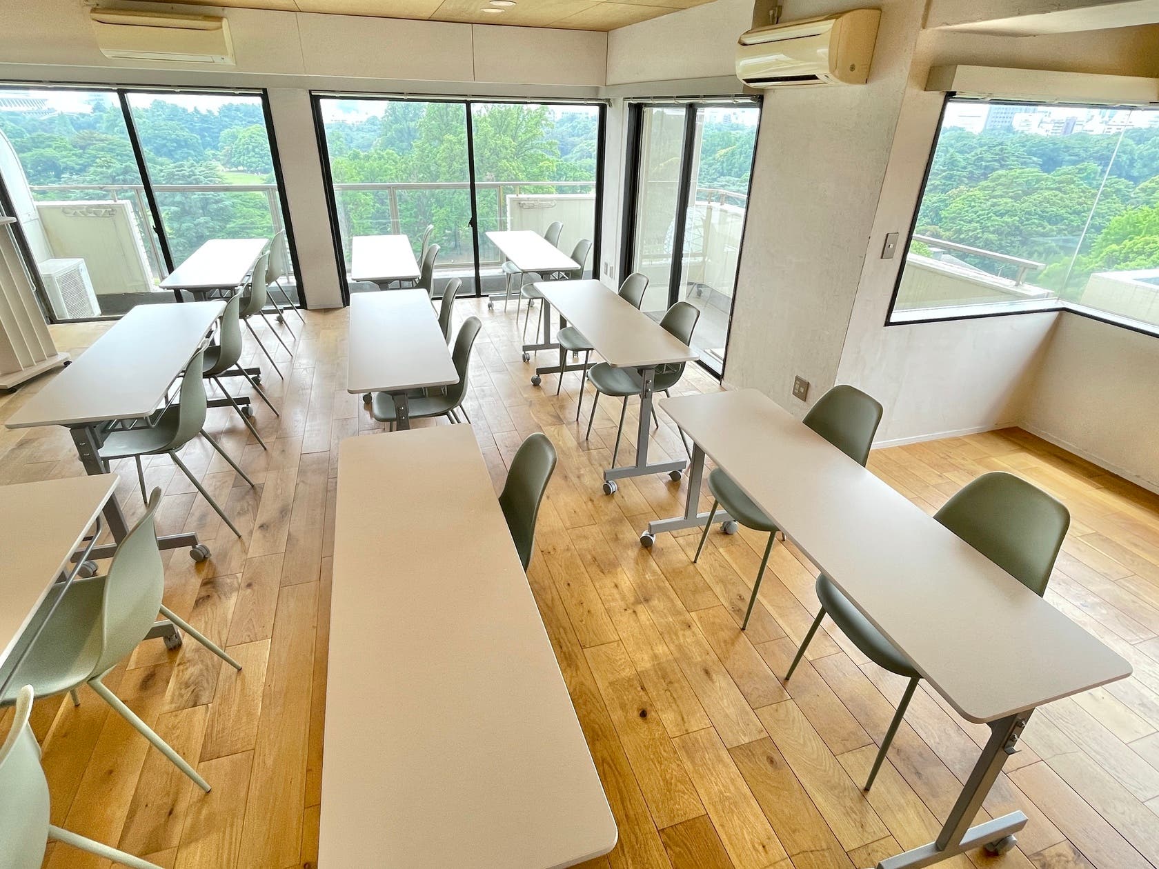 1001【新宿御苑前駅2分】4000円/1h★自然いっぱいの眺望×10階◎備品全て無料・最大23名着席可のおしゃれスペース♪の写真2