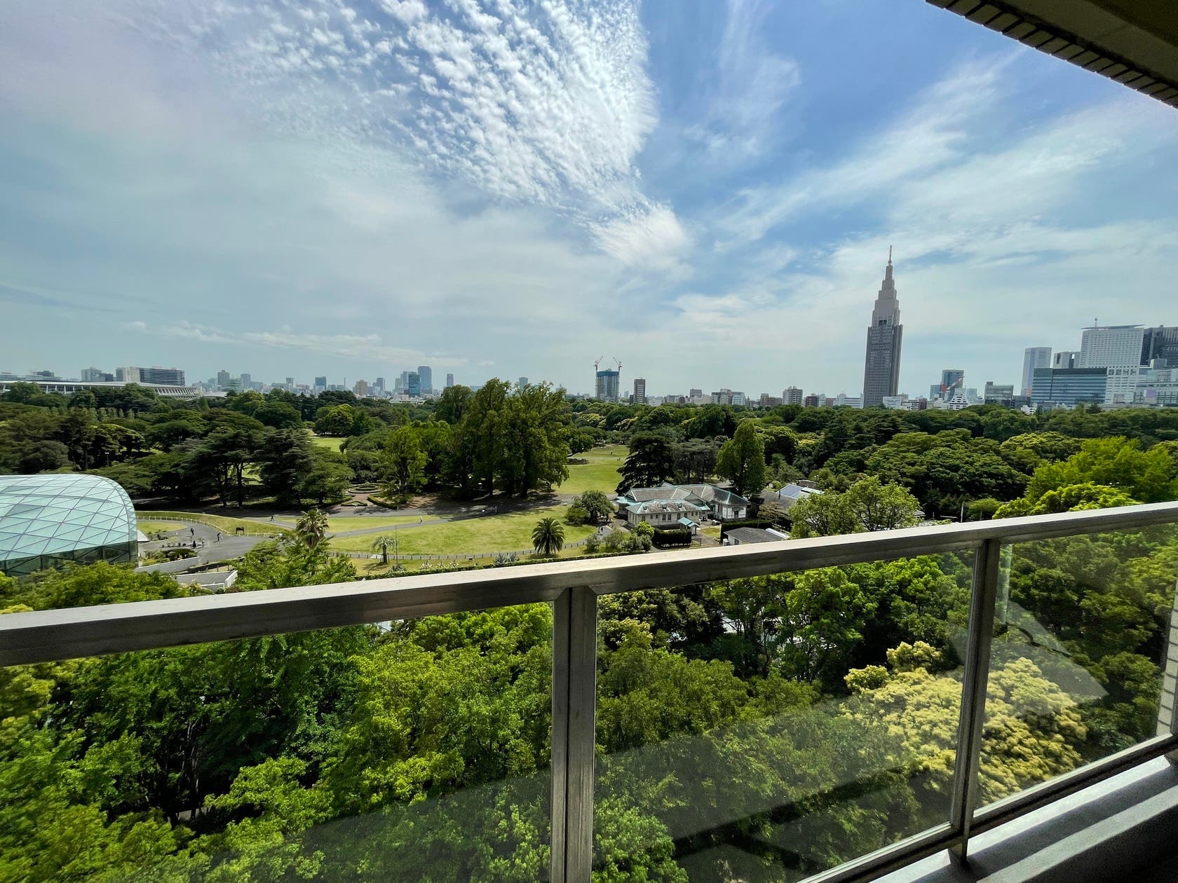 1001【新宿御苑前駅2分】4000円/1h★自然いっぱいの眺望×10階◎備品全て無料・最大23名着席可のおしゃれスペース♪の写真3