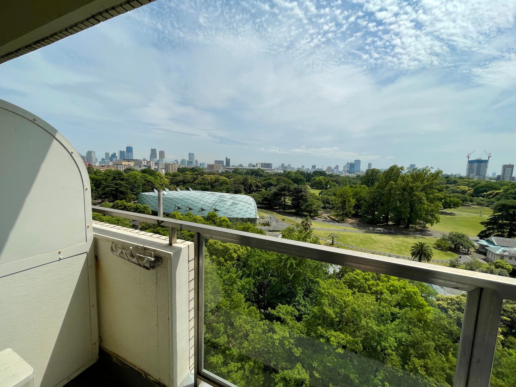 1001【新宿御苑前駅2分】4000円/1h★自然いっぱいの眺望×10階◎備品全て無料・最大23名着席可のおしゃれスペース♪の写真4