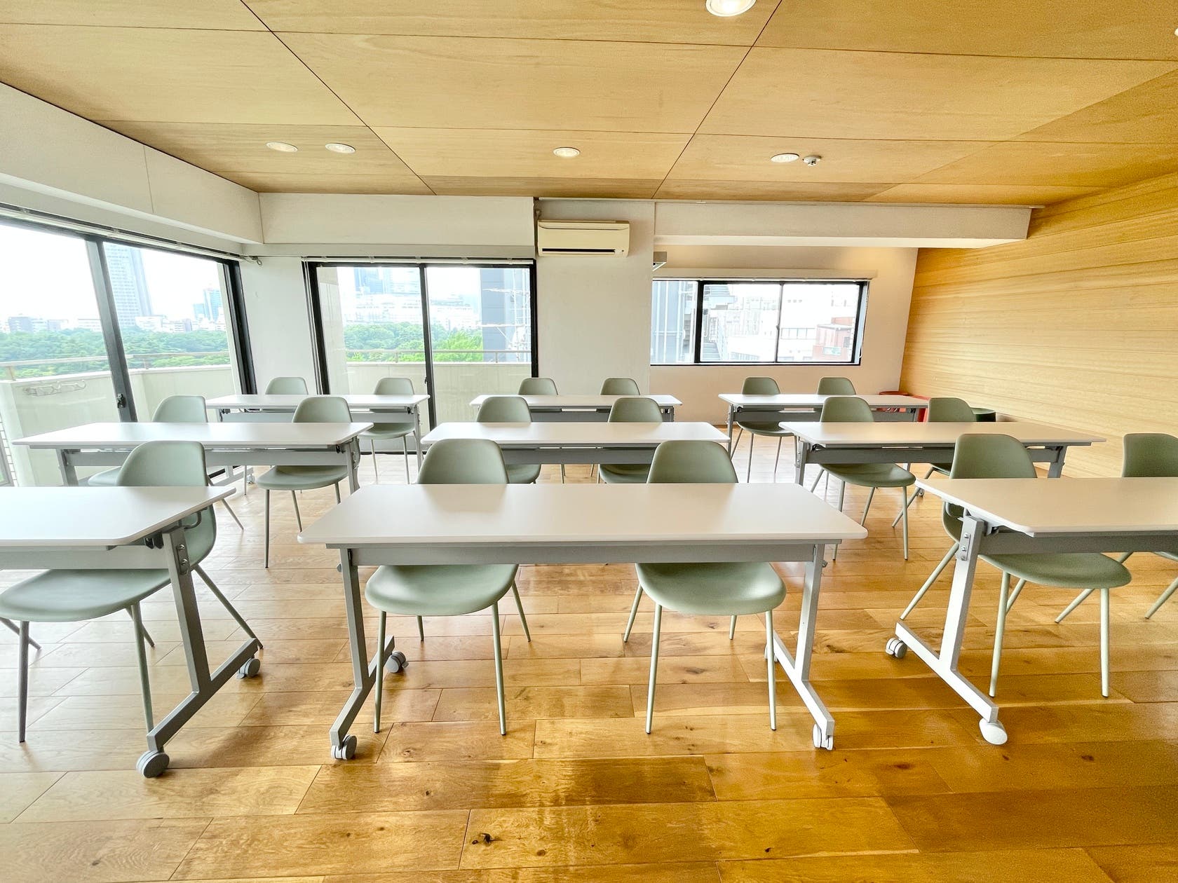 1001【新宿御苑前駅2分】4000円/1h★自然いっぱいの眺望×10階◎備品全て無料・最大23名着席可のおしゃれスペース♪の写真5