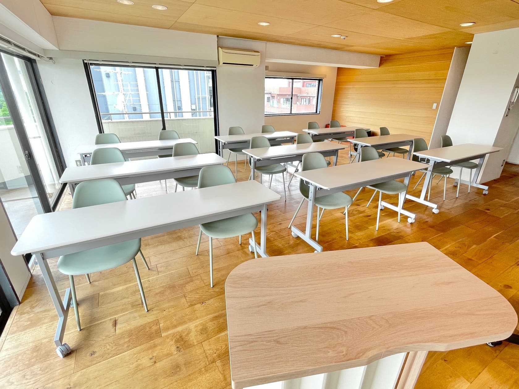 1001【新宿御苑前駅2分】4000円/1h★自然いっぱいの眺望×10階◎備品全て無料・最大23名着席可のおしゃれスペース♪の写真6