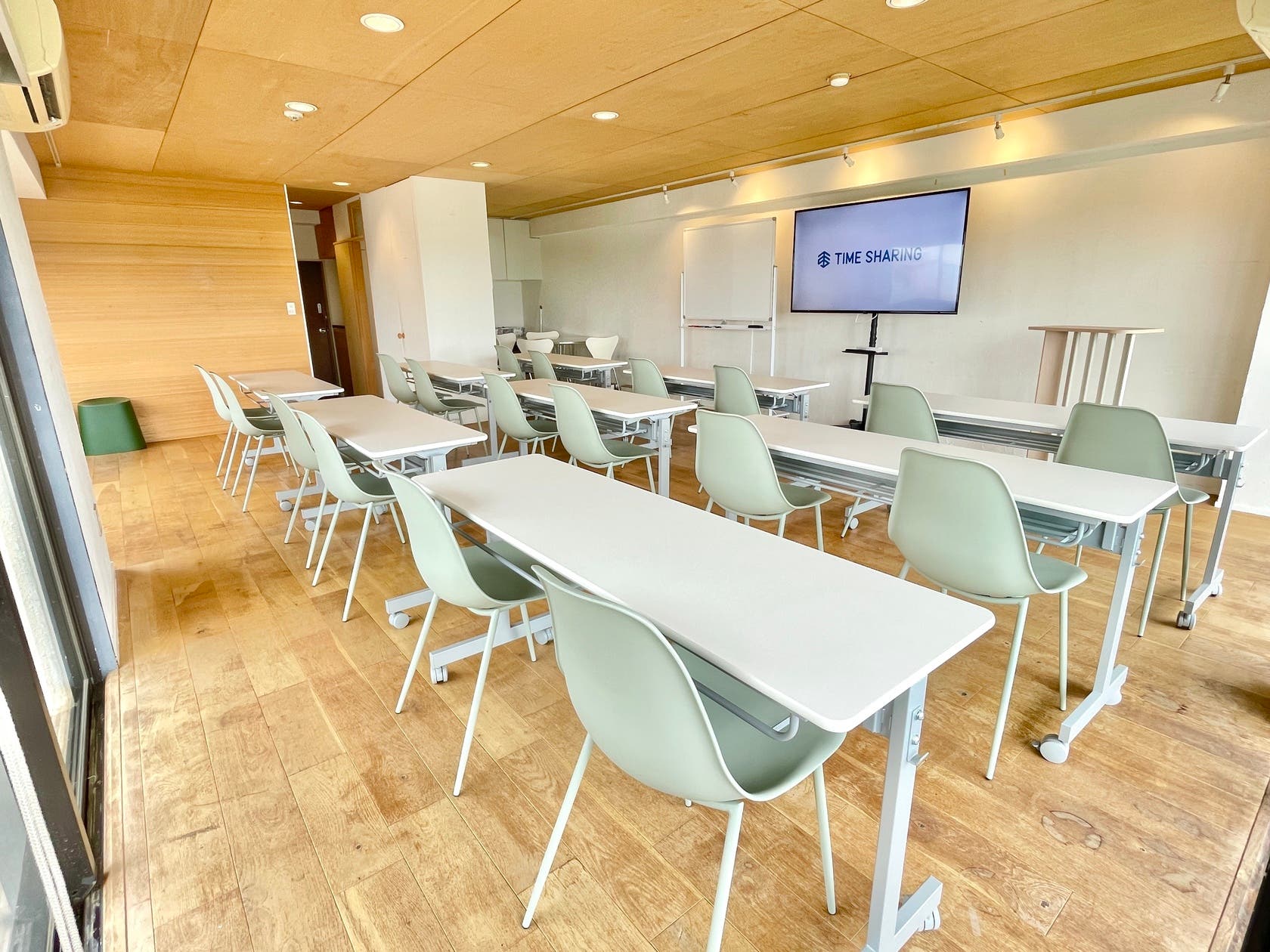 1001【新宿御苑前駅2分】4000円/1h★自然いっぱいの眺望×10階◎備品全て無料・最大23名着席可のおしゃれスペース♪の写真7