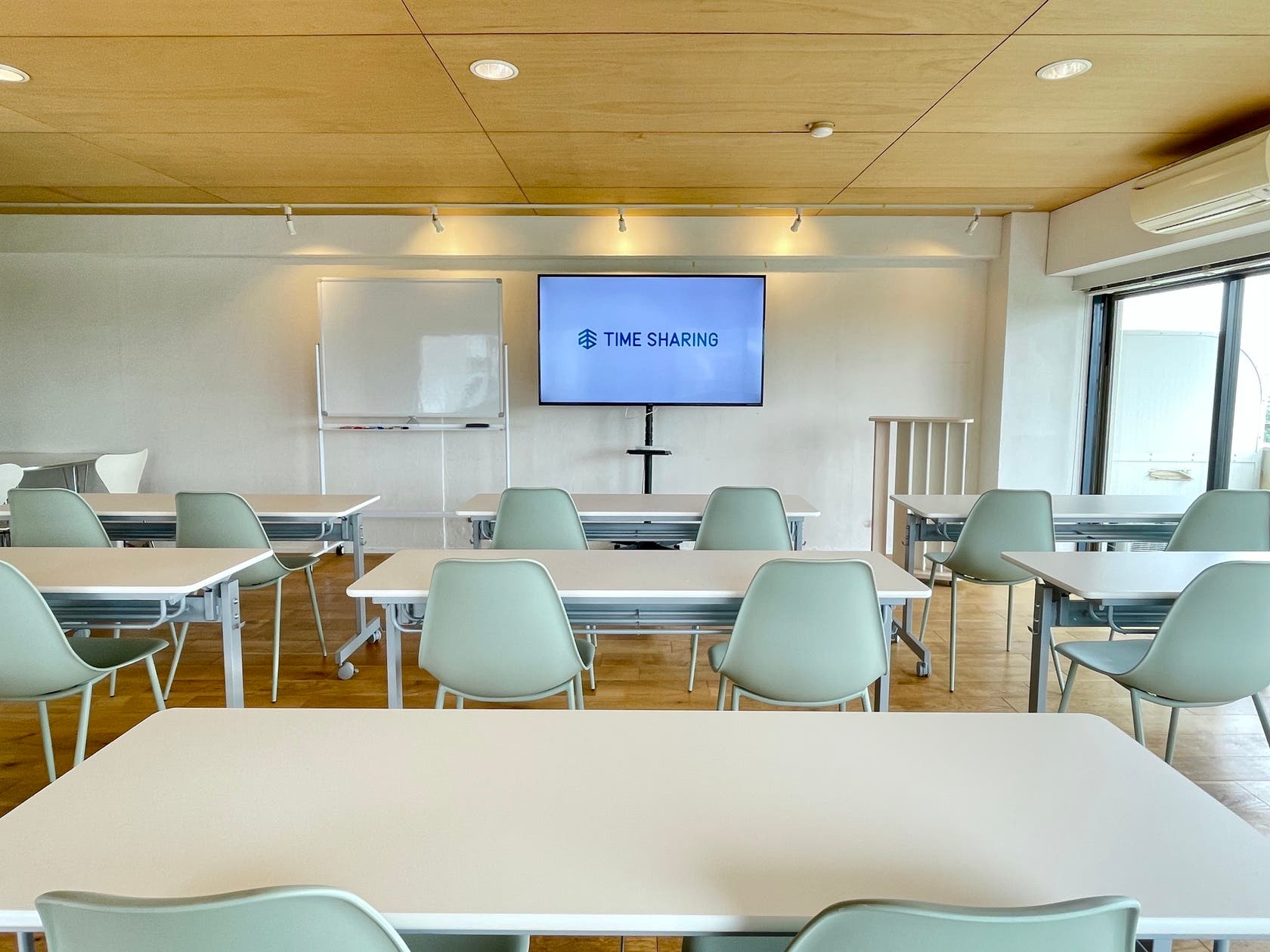 1001【新宿御苑前駅2分】4000円/1h★自然いっぱいの眺望×10階◎備品全て無料・最大23名着席可のおしゃれスペース♪の写真8