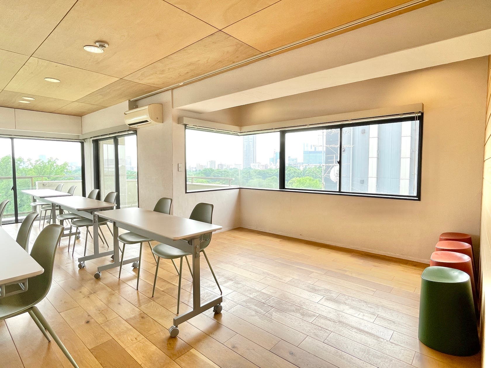 1001【新宿御苑前駅2分】4000円/1h★自然いっぱいの眺望×10階◎備品全て無料・最大23名着席可のおしゃれスペース♪の写真9