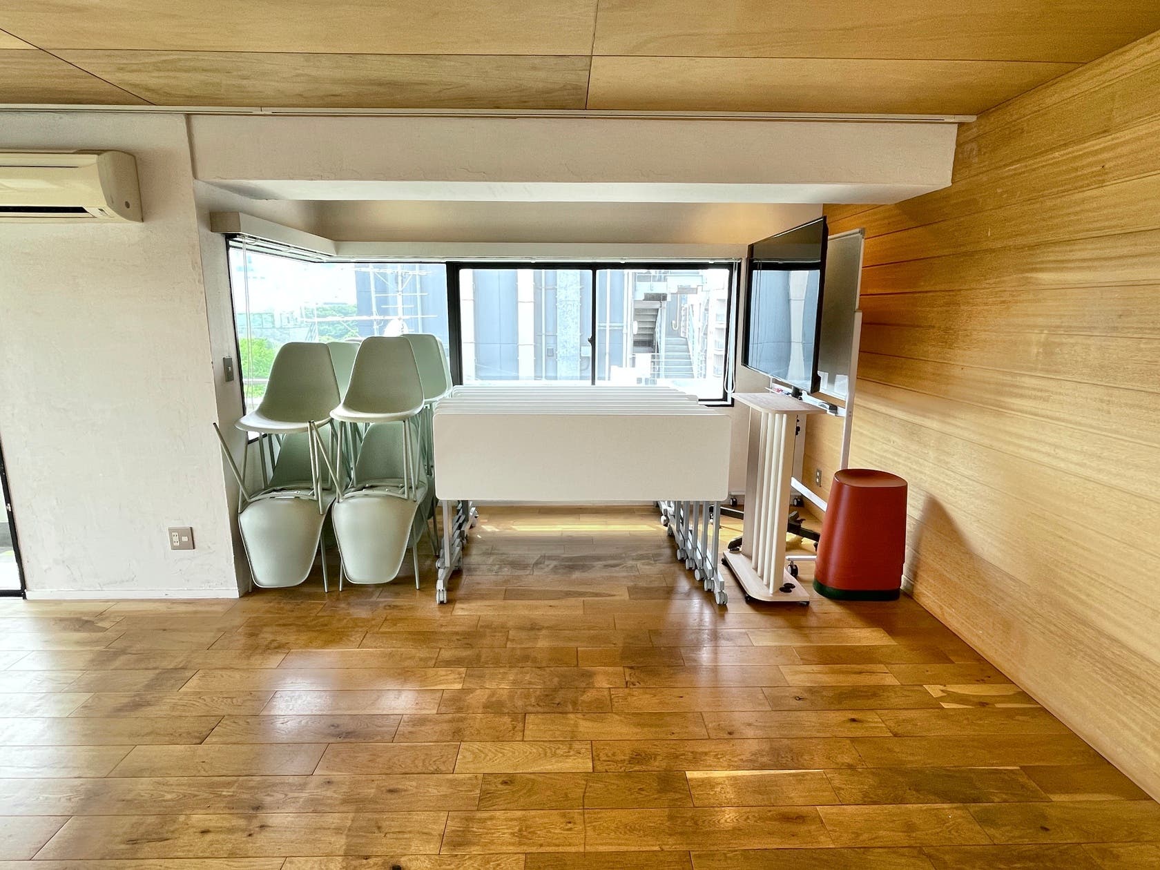 1001【新宿御苑前駅2分】4000円/1h★自然いっぱいの眺望×10階◎備品全て無料・最大23名着席可のおしゃれスペース♪の写真10