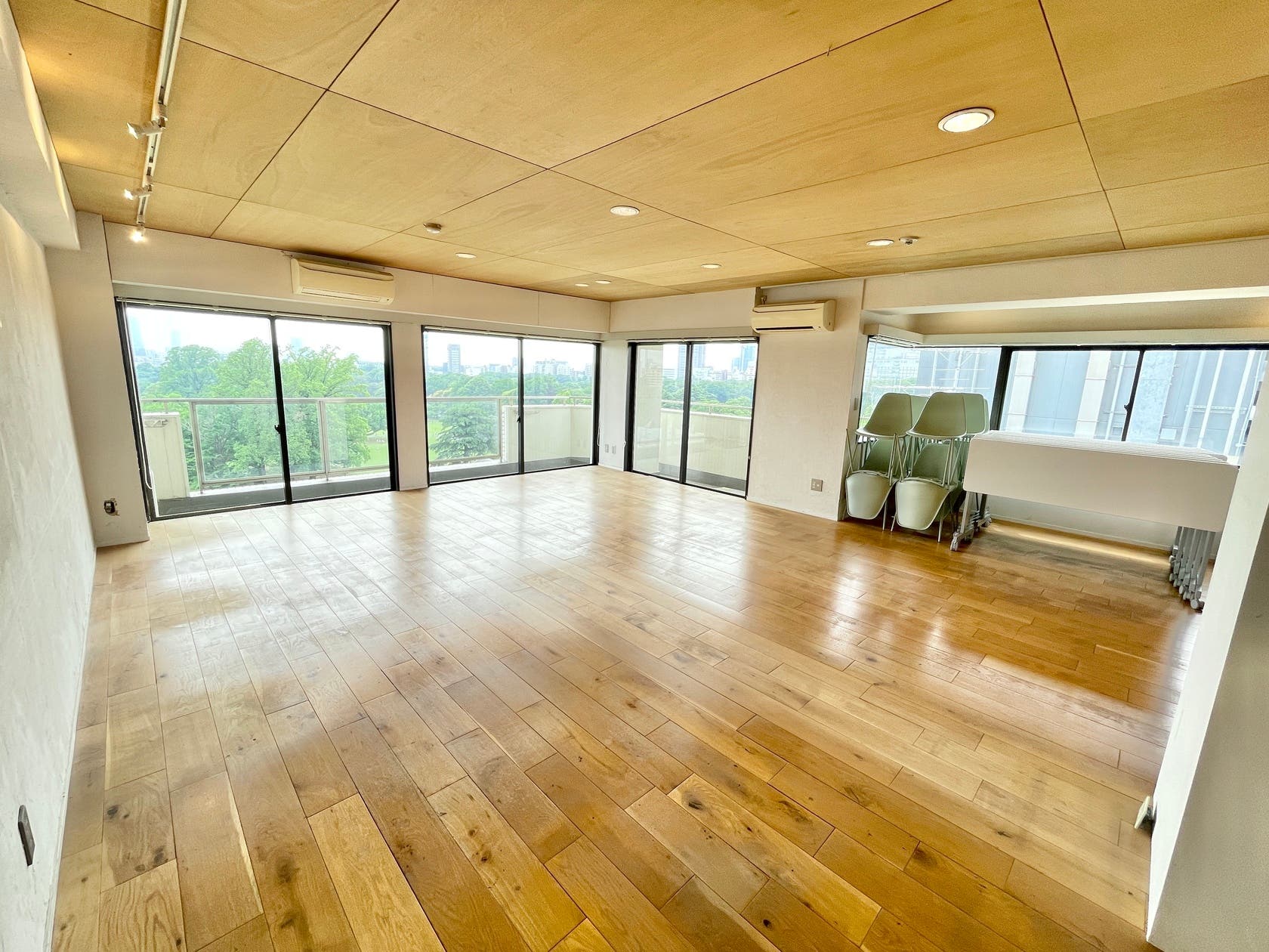 1001【新宿御苑前駅2分】4000円/1h★自然いっぱいの眺望×10階◎備品全て無料・最大23名着席可のおしゃれスペース♪の写真11