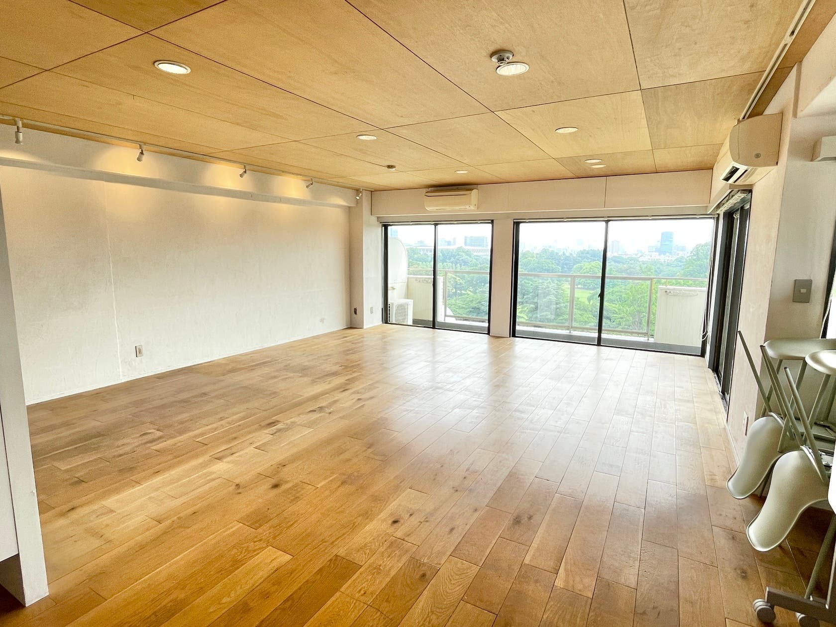 1001【新宿御苑前駅2分】4000円/1h★自然いっぱいの眺望×10階◎備品全て無料・最大23名着席可のおしゃれスペース♪の写真12