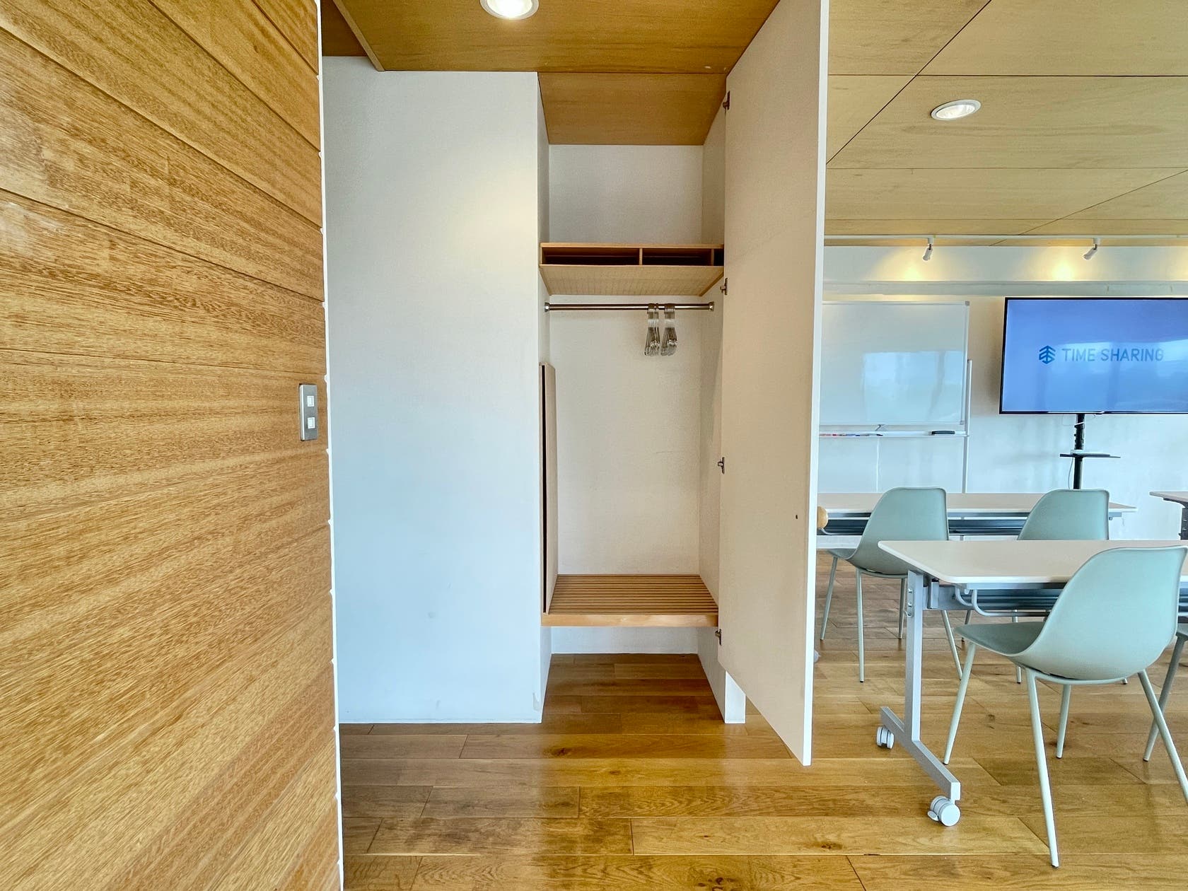 1001【新宿御苑前駅2分】4000円/1h★自然いっぱいの眺望×10階◎備品全て無料・最大23名着席可のおしゃれスペース♪の写真16