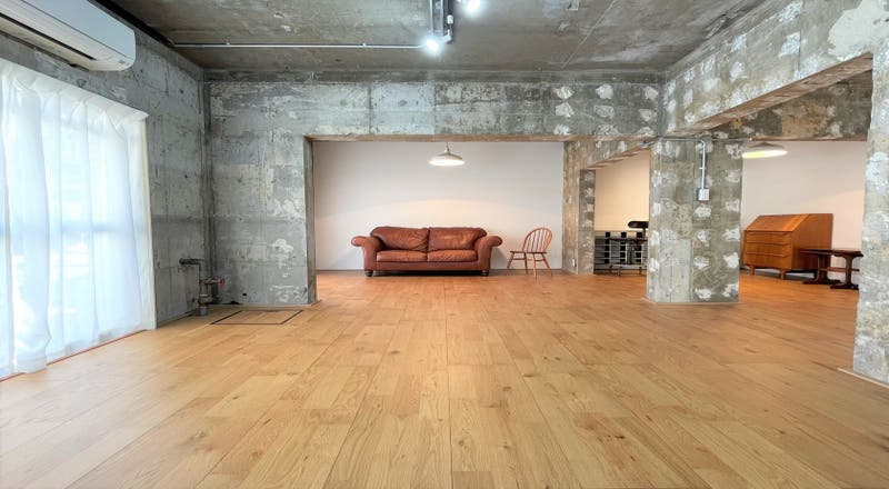 コンクリート壁と白壁が素敵なスタジオ☆屋上撮影も可能！