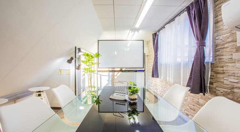 【高田馬場駅2分！15名】綺麗な室内！WiFi・プロジェクター・ホワイトボード全て無料！土足可！ふれあい貸し会議室 高田馬場C